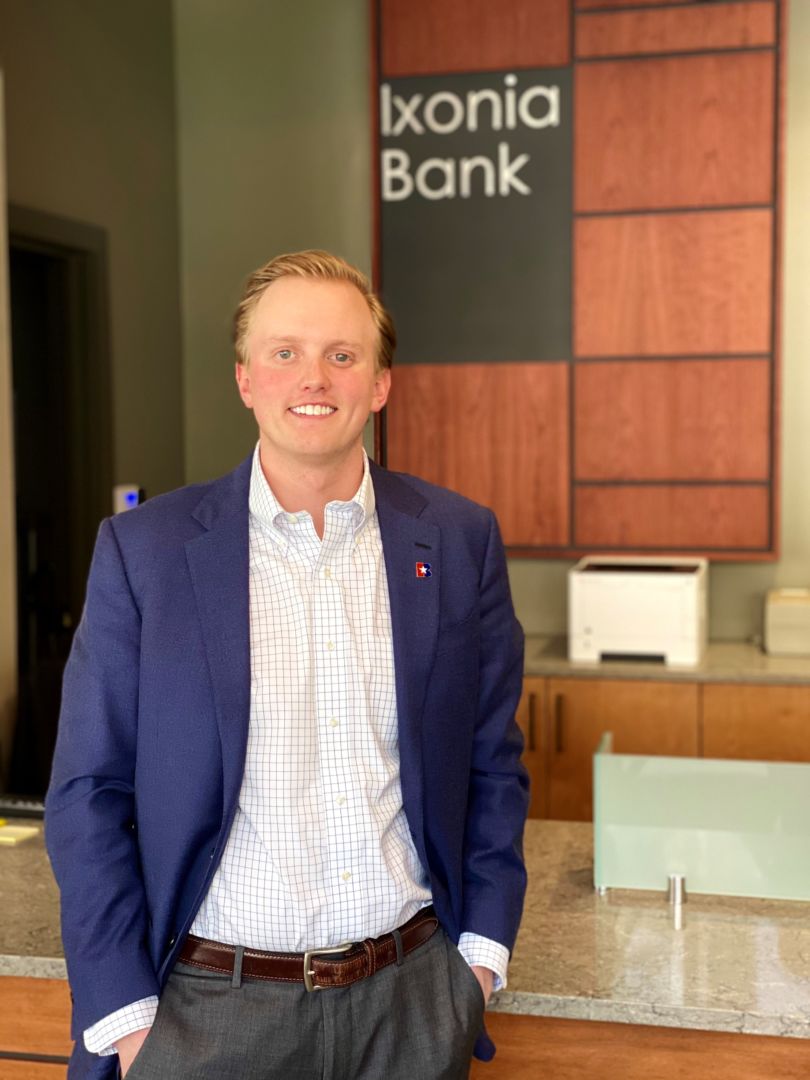 Patrick Lubar and Zach Maas Promoted to AVPs - Ixonia Bank
